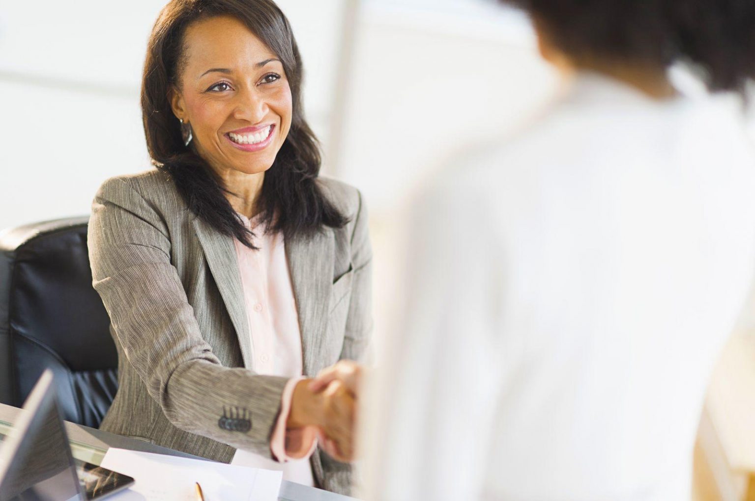 Como fidelizar clientes? 10 estratégias para encantar seus clientes